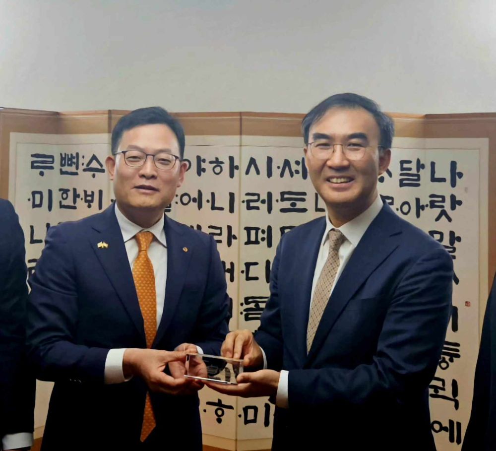 Ambassador Lee meets with Mr. Son Jae-il, CEO of Hanwha Aerospace to ...